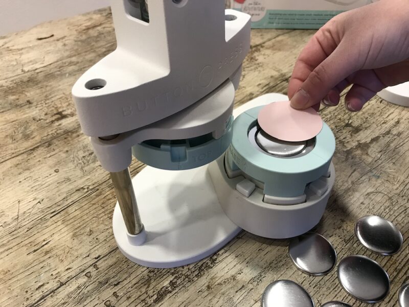 Come usare la Button Press di We r Memory keepers – Spazio Battibaleno