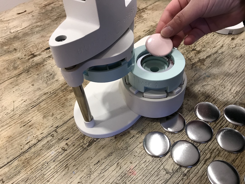 Come usare la Button Press di We r Memory keepers – Spazio Battibaleno